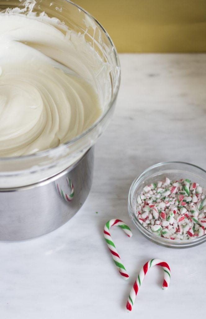 White & Dark Chocolate Candy Cane Bark | The Blondielocks | Life + Style White & Dark Chocolate Candy Cane Bark | The Blondielocks | Life + Style